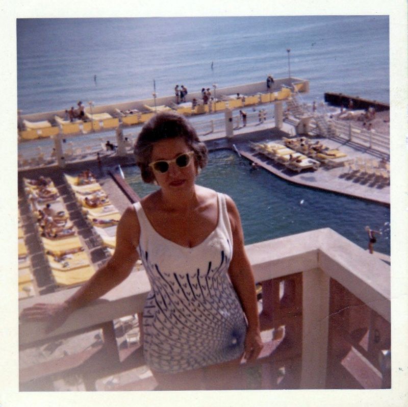 Color Snapshots That Show Women's Bathing Suits in the 1960s Were So ...