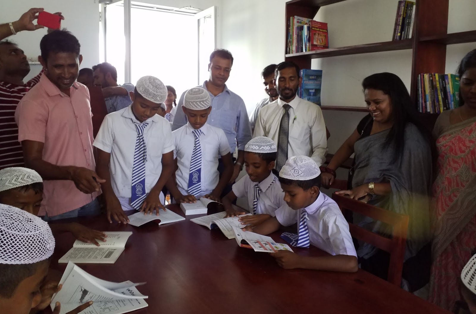 வெள்ளிச்சரம்: ஒரு நூலகம் திறக்கப்படும்போது ஊரில் ஒரு சிறைச்சாலை ...