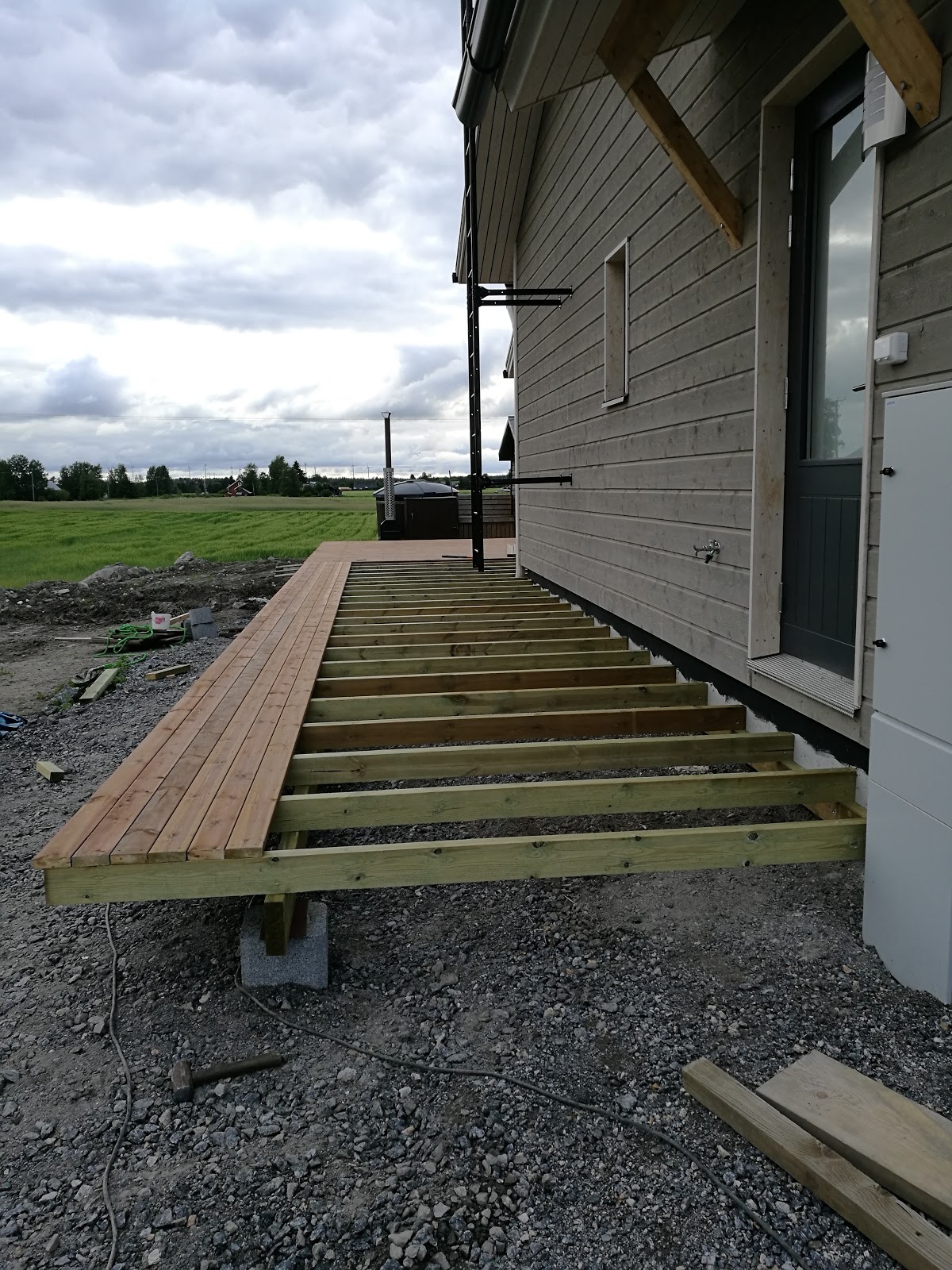 Pienisievä Sievitalo: Kaiteita vaille valmis terassi!