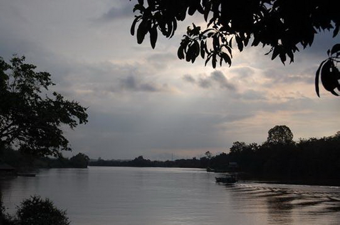 MUARA TEWEH - KABUPATEN BARITO UTARA: WISATA PESISIR SUNGAI BARITO