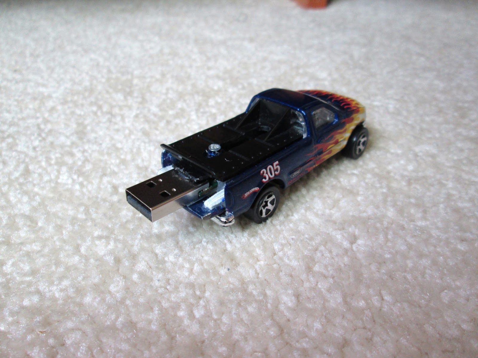 J-turn: Hot Wheels USB Drives