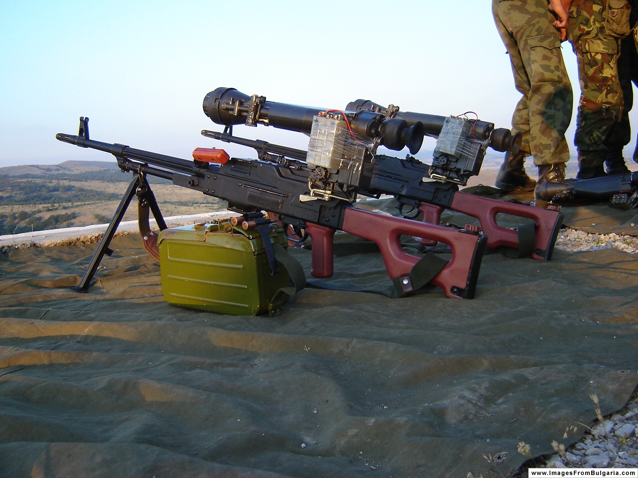 Machine-gun with night vision sight - CVNextJob