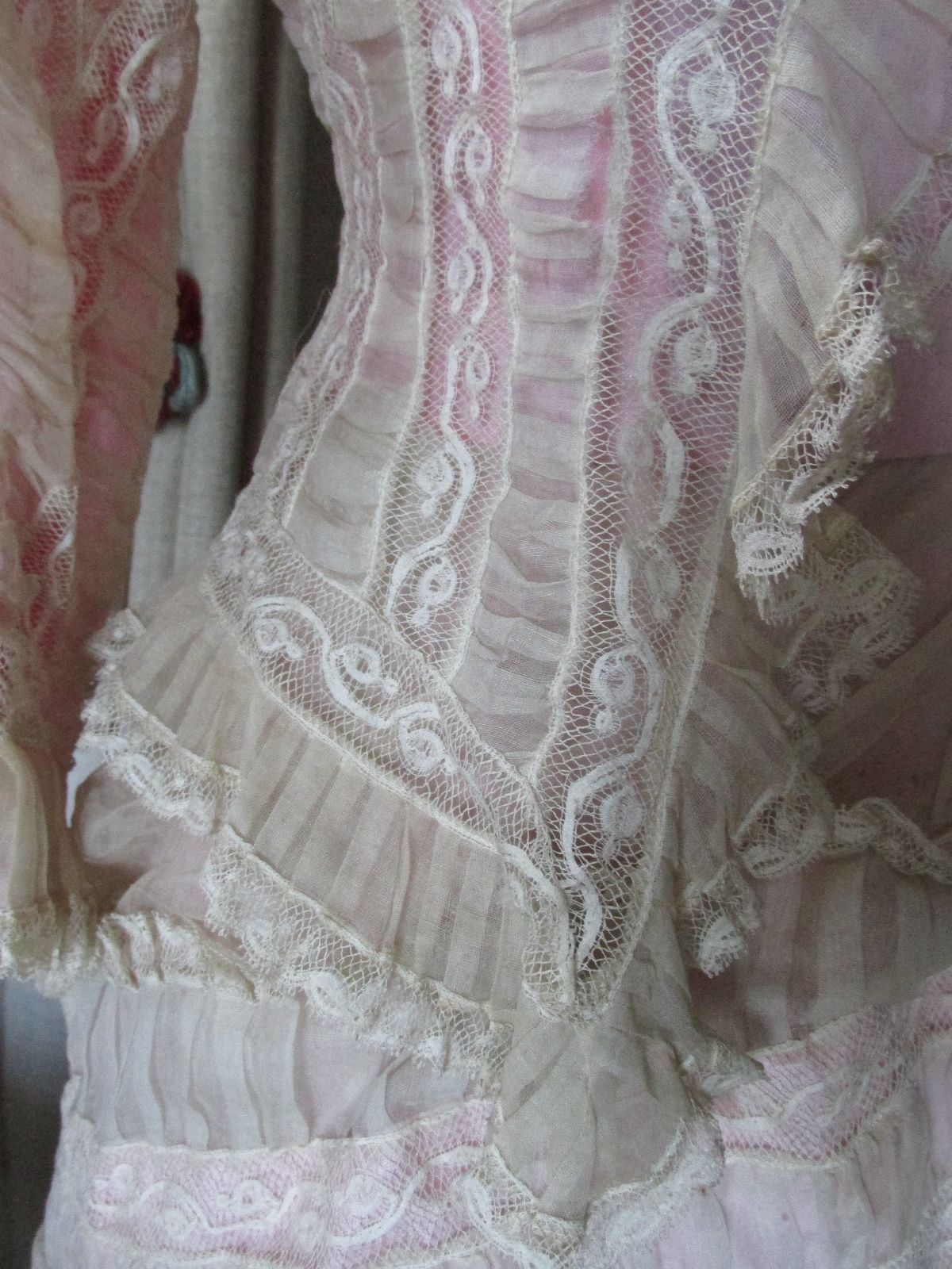 All The Pretty Dresses: Too Stunning Frothy Pink & White Lace Summer ...