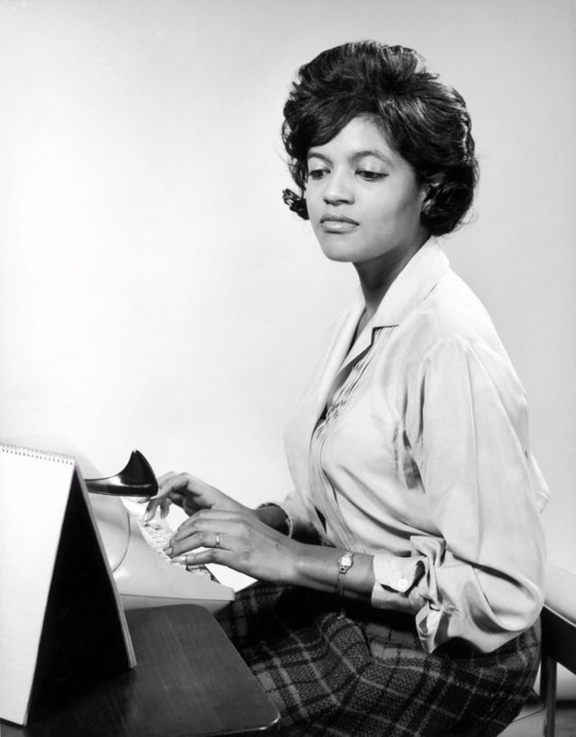 Before Computer: Here Is What People Worked With Their Typewriters in ...