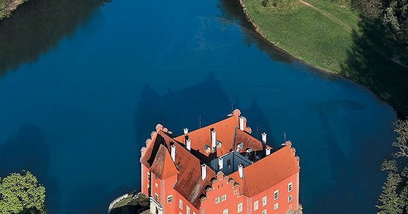 THE WORLD GEOGRAPHY: 12 Wonderful Water Castles