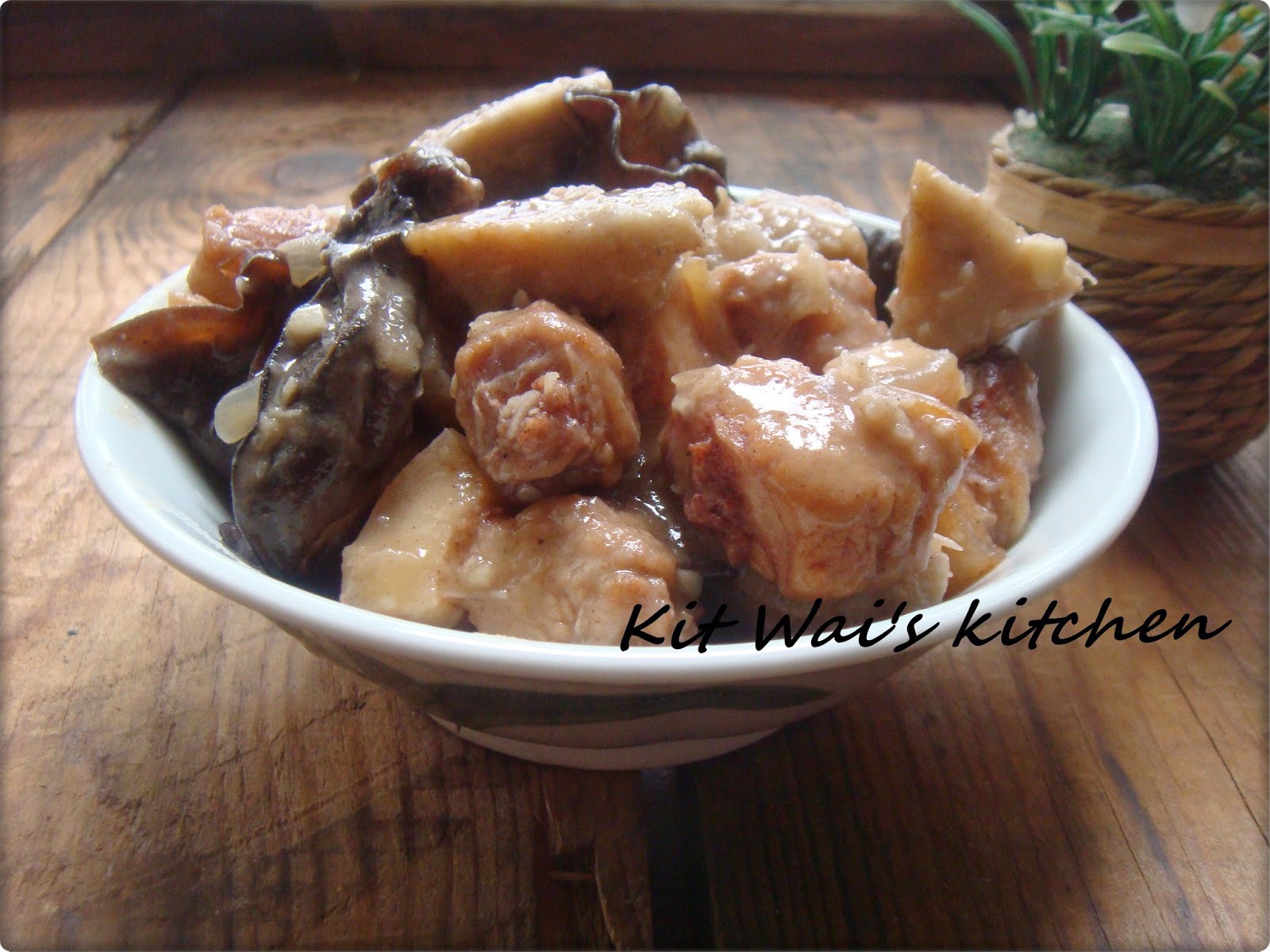 Kit Wai's kitchen : 芋头焖猪肉 ~ Braised Taro with Pork Belly