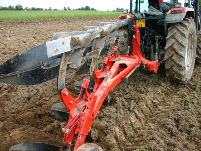 Tolba cu săgeţi: Plug uşor pus la... tractor