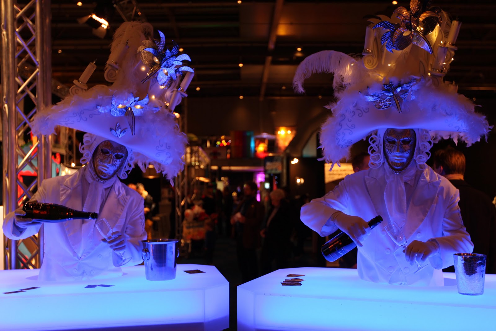 Walking tables | PRO-FUN - Evenementen, Artiesten, Animaties, Typetjes ...