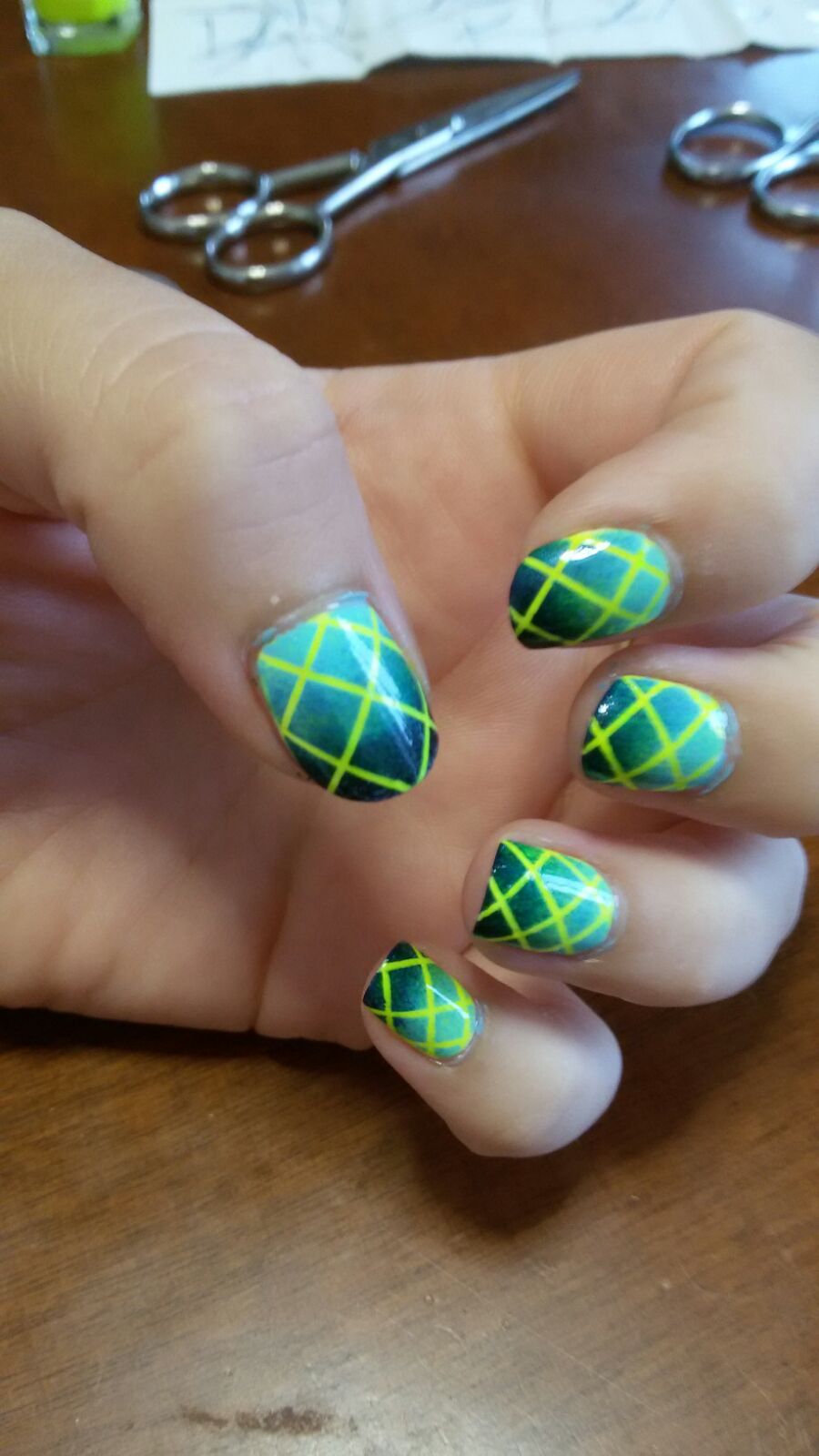 Ale Beauty Express: Fluo Degradè Chess Nail Art