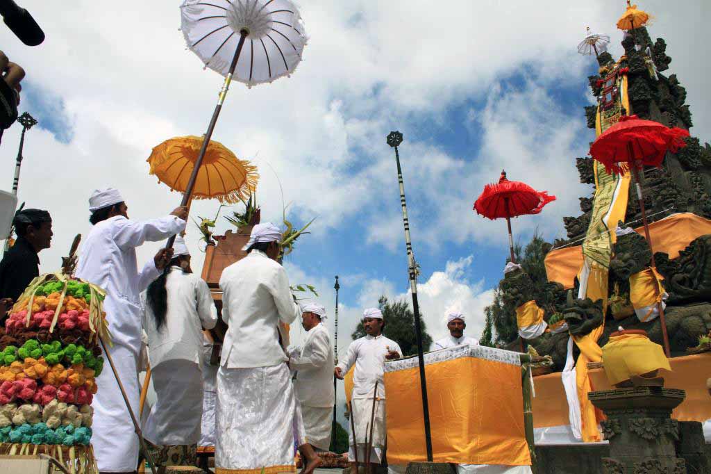 Tradisi Sakral Suku Tengger di Gunung Bromo | Pesona Pariwisata, Seni ...