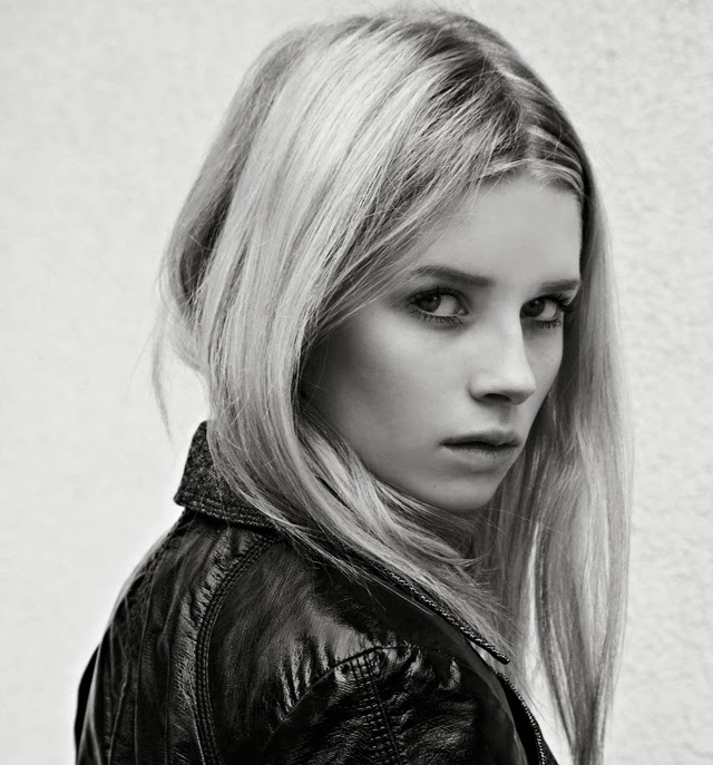 Mia's Wardrobe: Younger Moss Signs Her First Modeling Contract