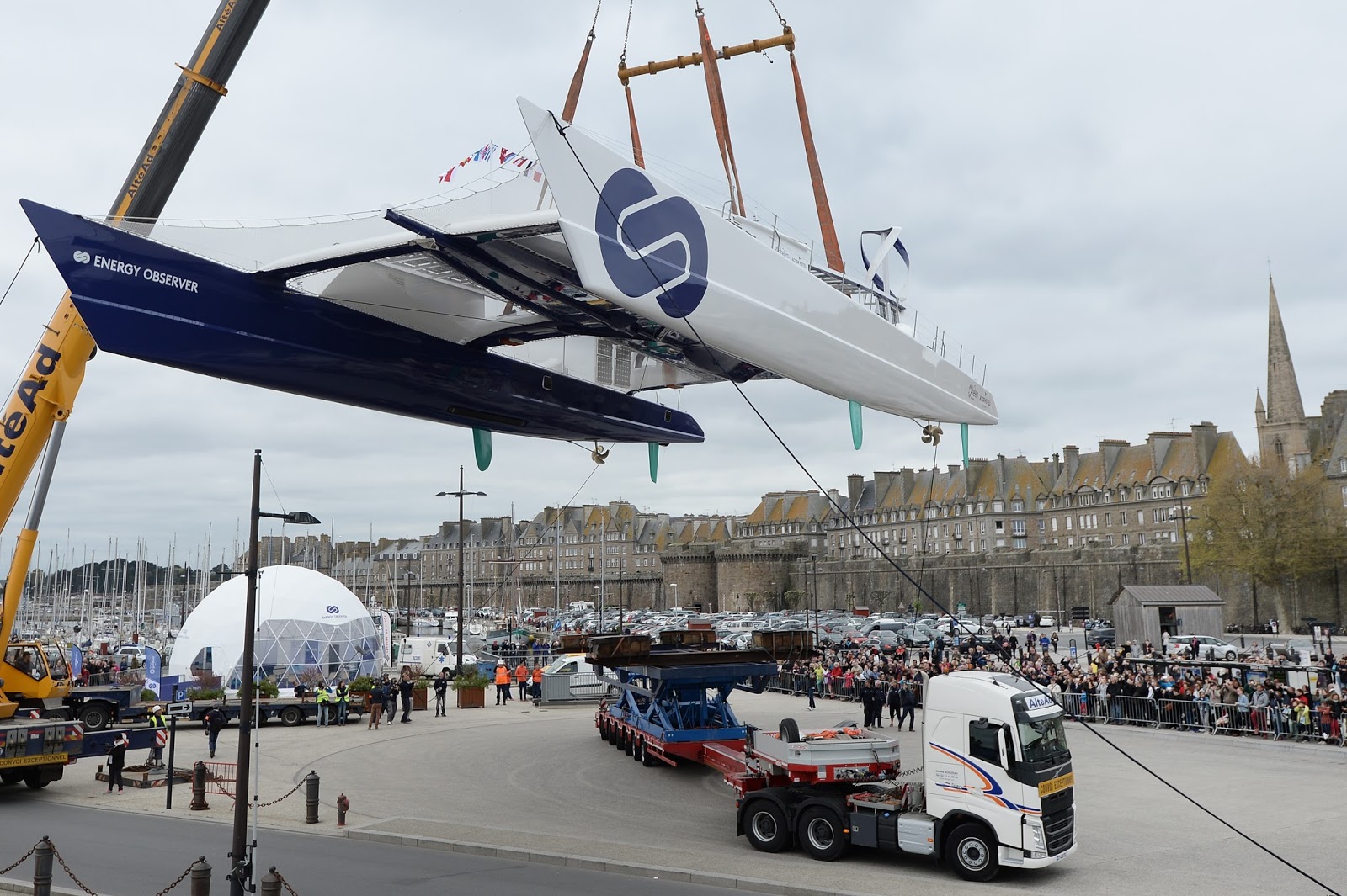 Images / Energy Observer est à l'eau à Saint Malo | ScanVoile