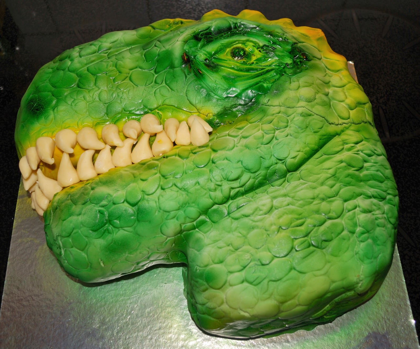 UNIKEKAKER: Dinosaur kake