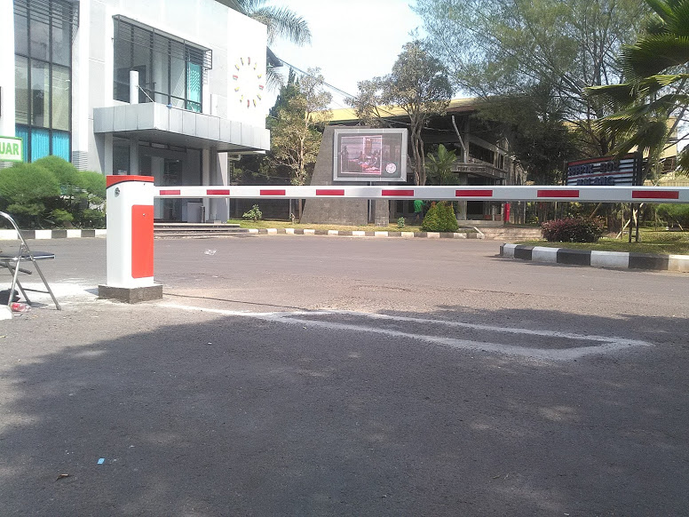 Pemasangan Portal Otomatis 6 meter di VEDC Malang ~ Palang Parkir ...