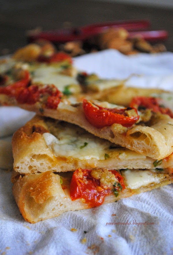 Pane, burro e alici: Pizza croccante con crema di noci e provola