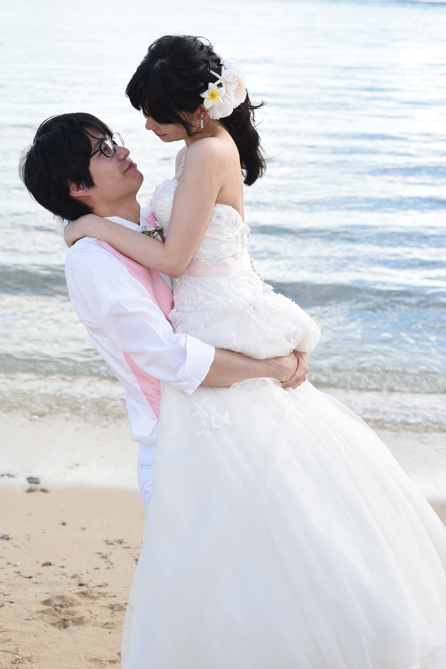 Bridal Dream Hawaii - Wedding Blog: Carry the Bride - Romantic Pose