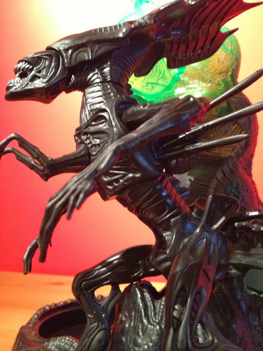 Fully Jointed Play Figures: Aliens Queen Hive playset by Kenner