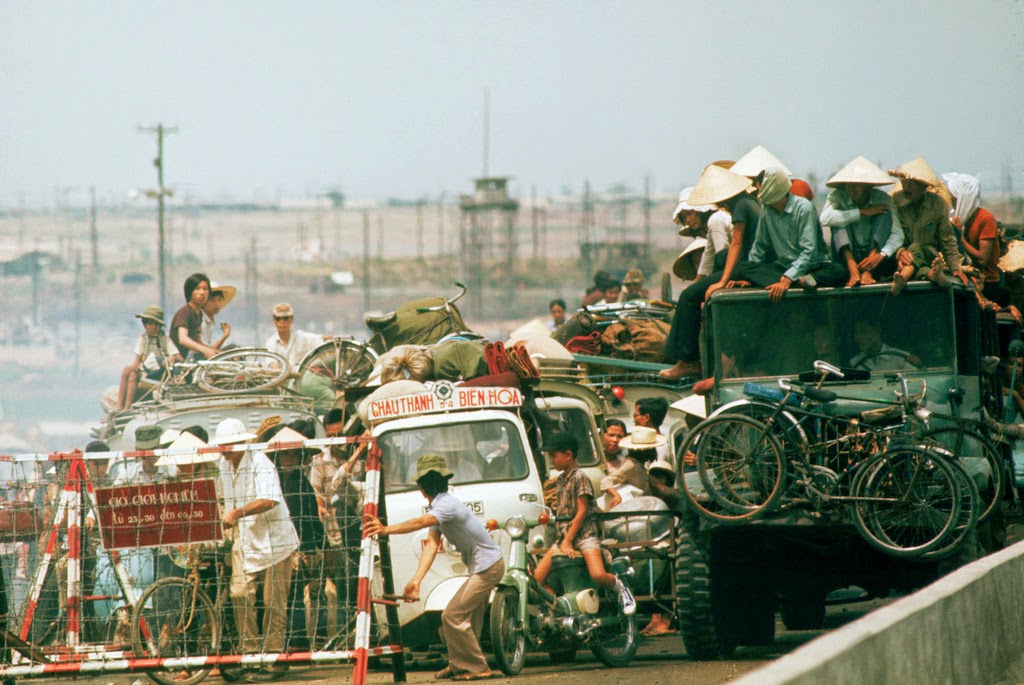 75 Color Photographs That Capture the Fall of Saigon in April, 1975 ...