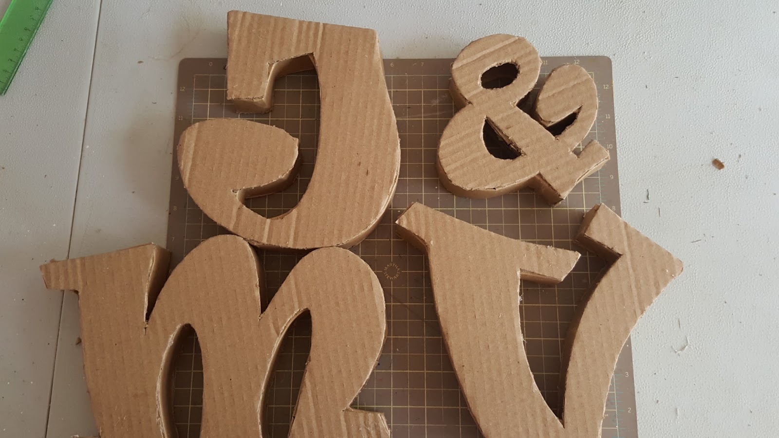 HECHO A MANO Y CON PASIÓN: LETRAS 3D EN CARTÓN Y DECORADAS