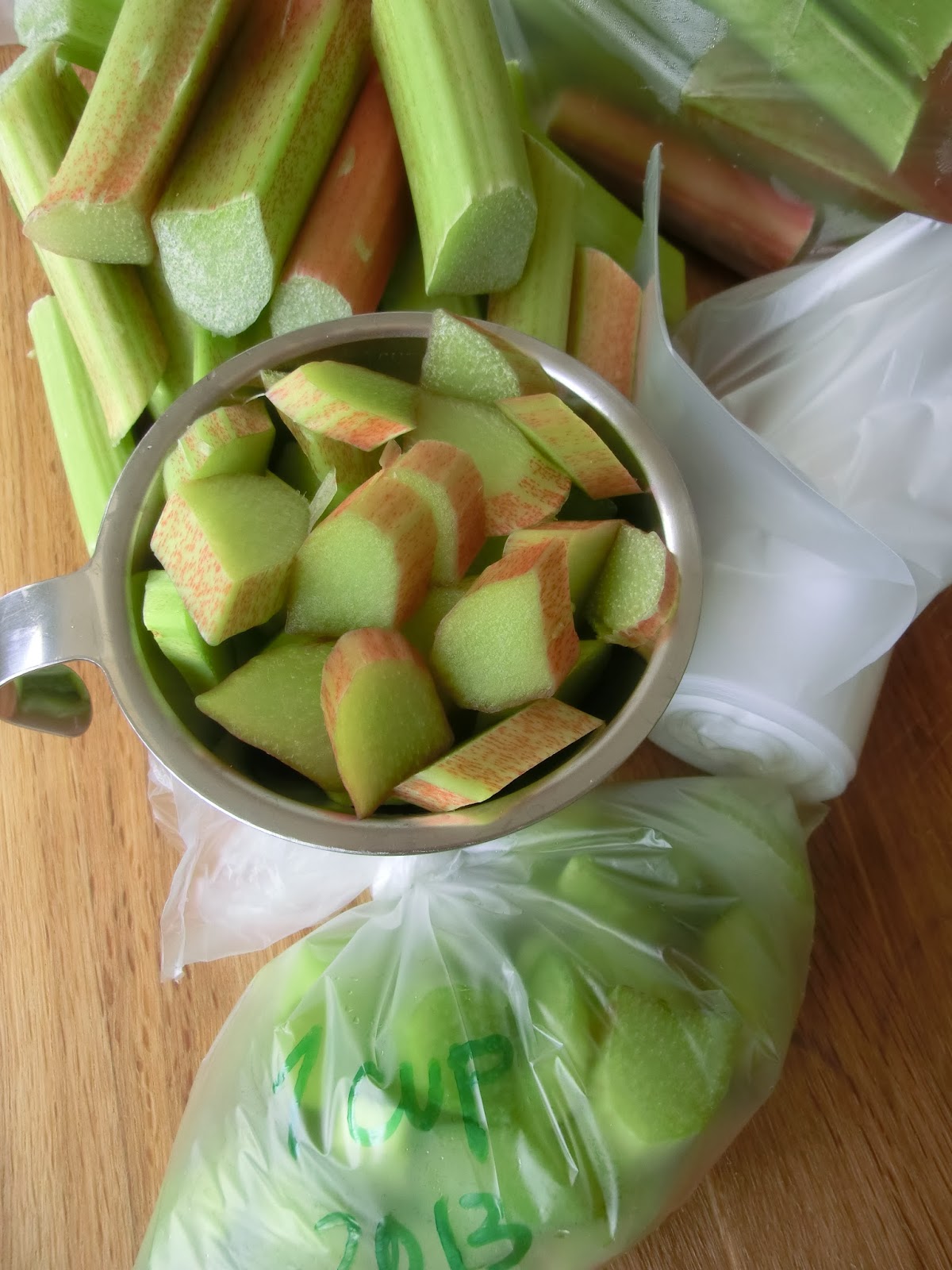 Pieliekamais: Rabarberu pīrāgs no saldētiem rabarberiem