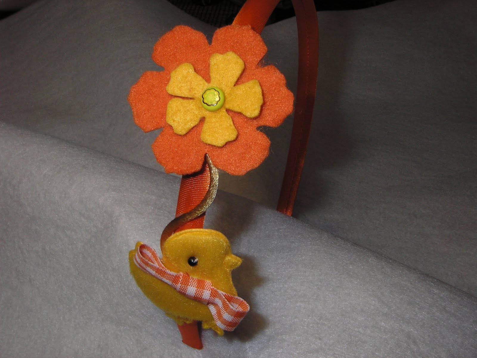 DULCES DE FIELTRO: DIADEMA POLLITO CON FLOR