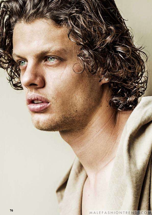 Carlos Contreras se convierte en una visión urbana para THE MAN Magazine