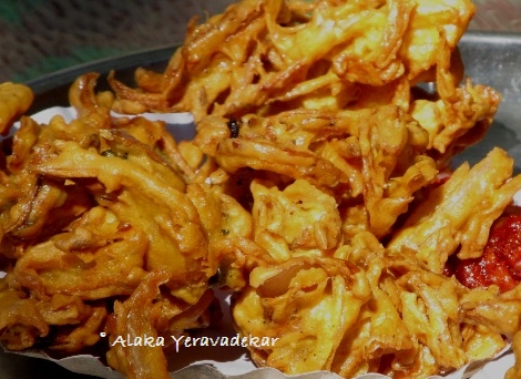 All vegetarian food: Onion Pakoda (Khekada Bhaji)