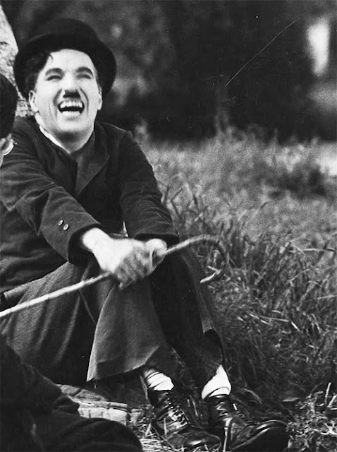 O Maior ícone do cinema, Chaplin nasceu há 128 anos
