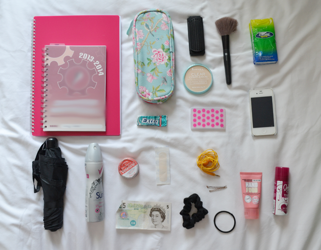 What's in my bag? / Sixth Form Essentials - lucy-cole