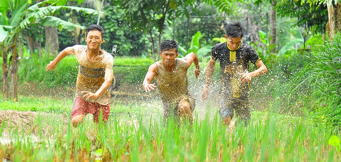 Travelplus Indonesia: Ayo ke Citarik Nonton Lomba Lari Lumpur Arus Liar ...