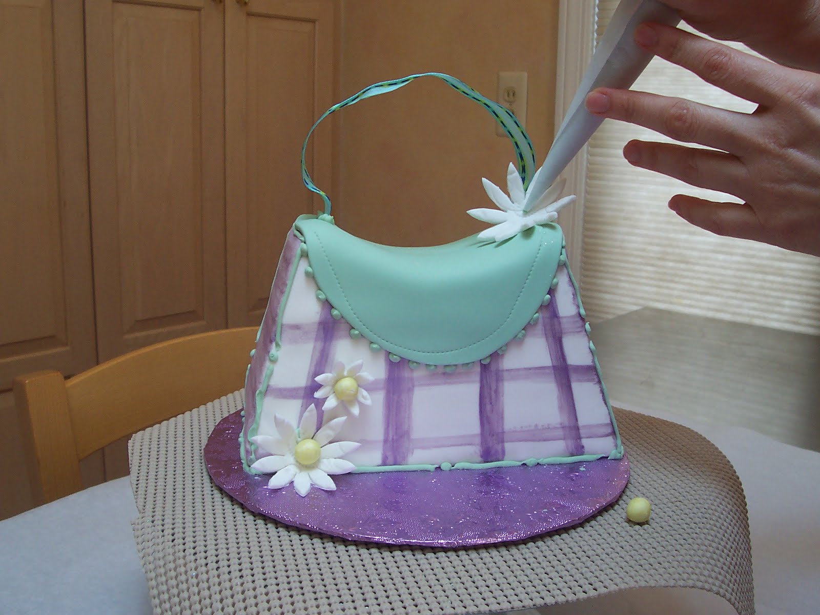 Just Outta the Oven!: Purse Cake Tutorial