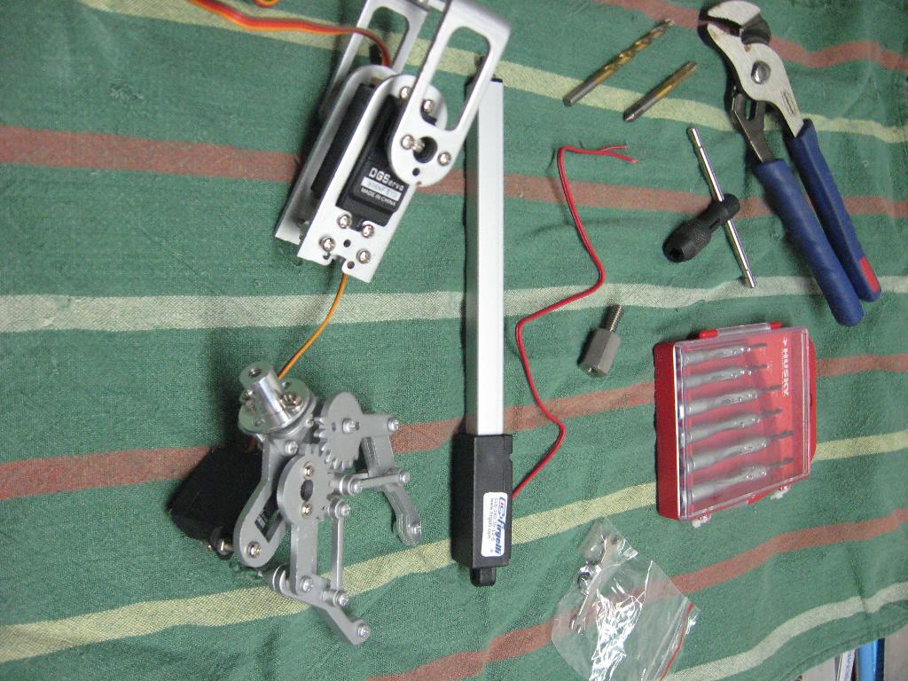 Paul's R2-D2 Project: Building a Gripper Claw Assembly for R2-D2