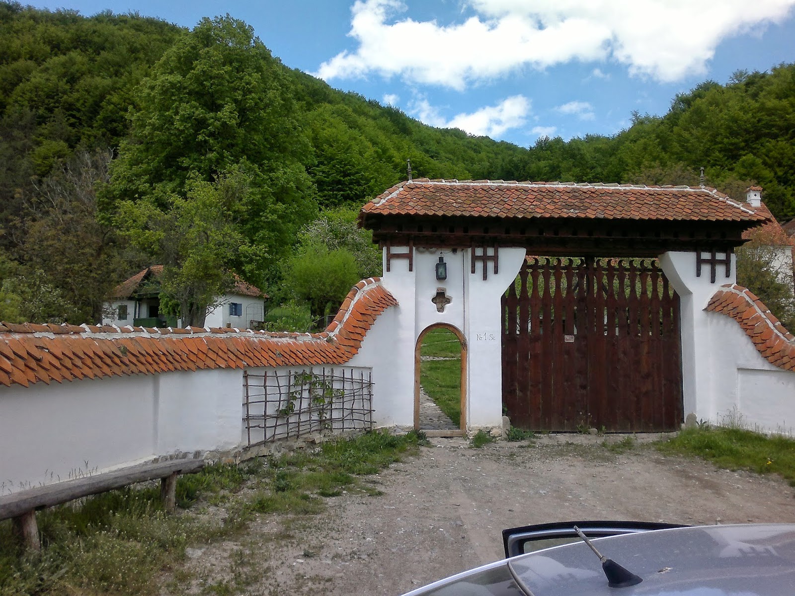MANASTIRI-CALATORI : VALEA ZALANULUI..