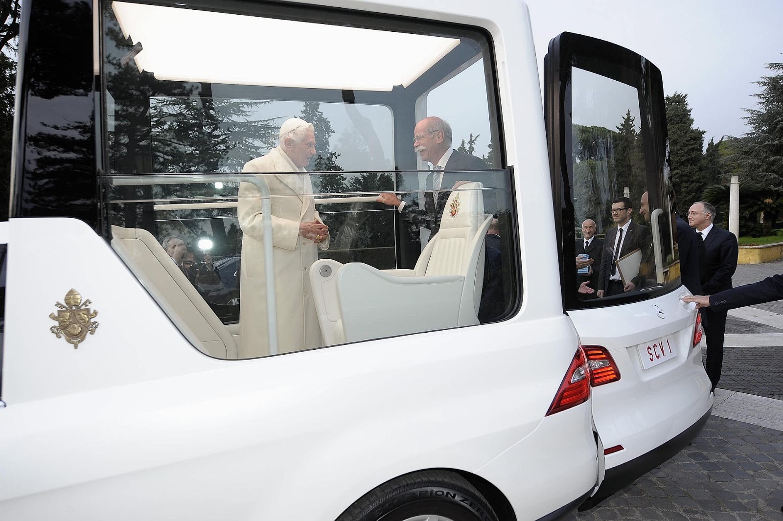MERCEDES-BENZ DELIVERS NEW "POPEMOBILE" | my vehicle Z