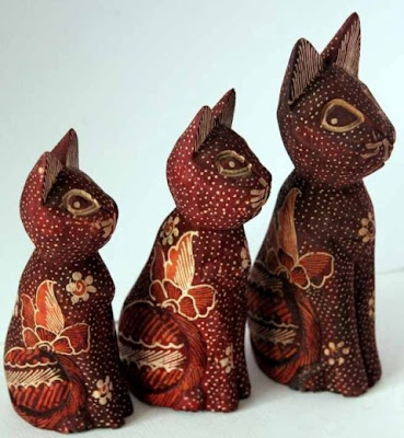 Antique Natural Handicraft Collections: Wood Batik Cats
