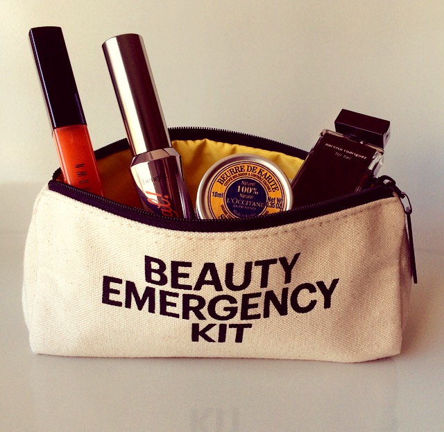 Yarnandbeauty: EASY DIY EMERGENCY BEAUTY KITS! What's in your wallet?