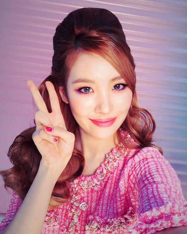 Check out SunMi's lovely BTS pictures from her 'CeCi' pictorial ...