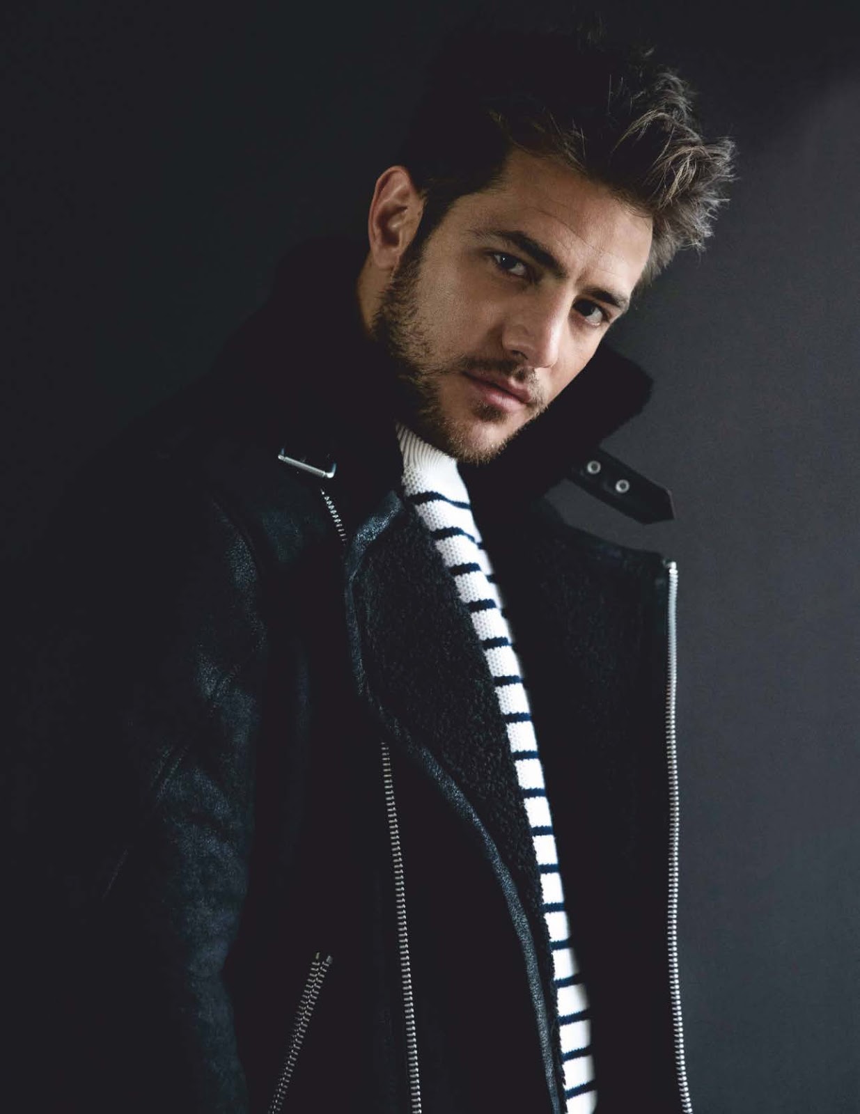 Alberto Frezza viste una oda al color para DAMAN Magazine