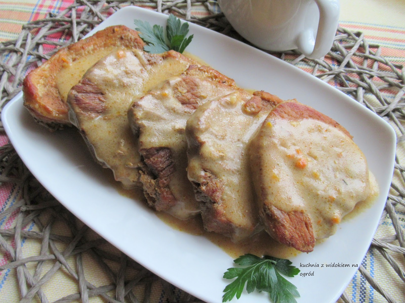 Kuchnia z widokiem na ogród: Pieczeń z szynki wieprzowej w gęstym sosie ...