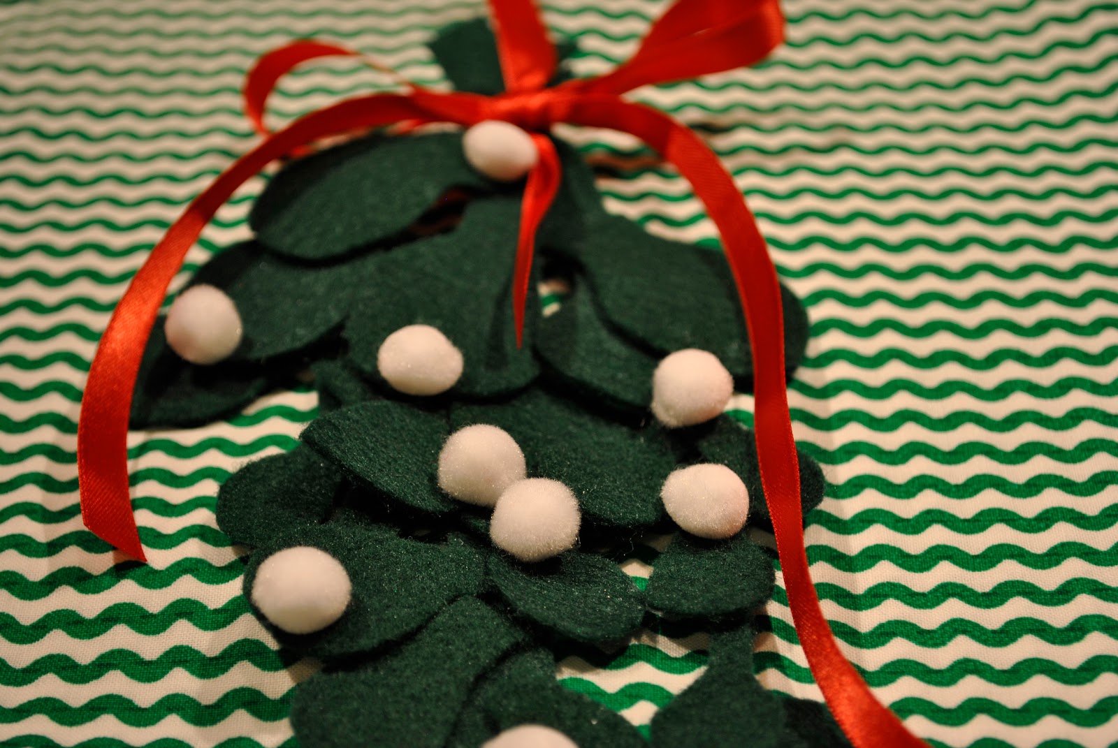 adorned abode archive: Felt Mistletoe Craft