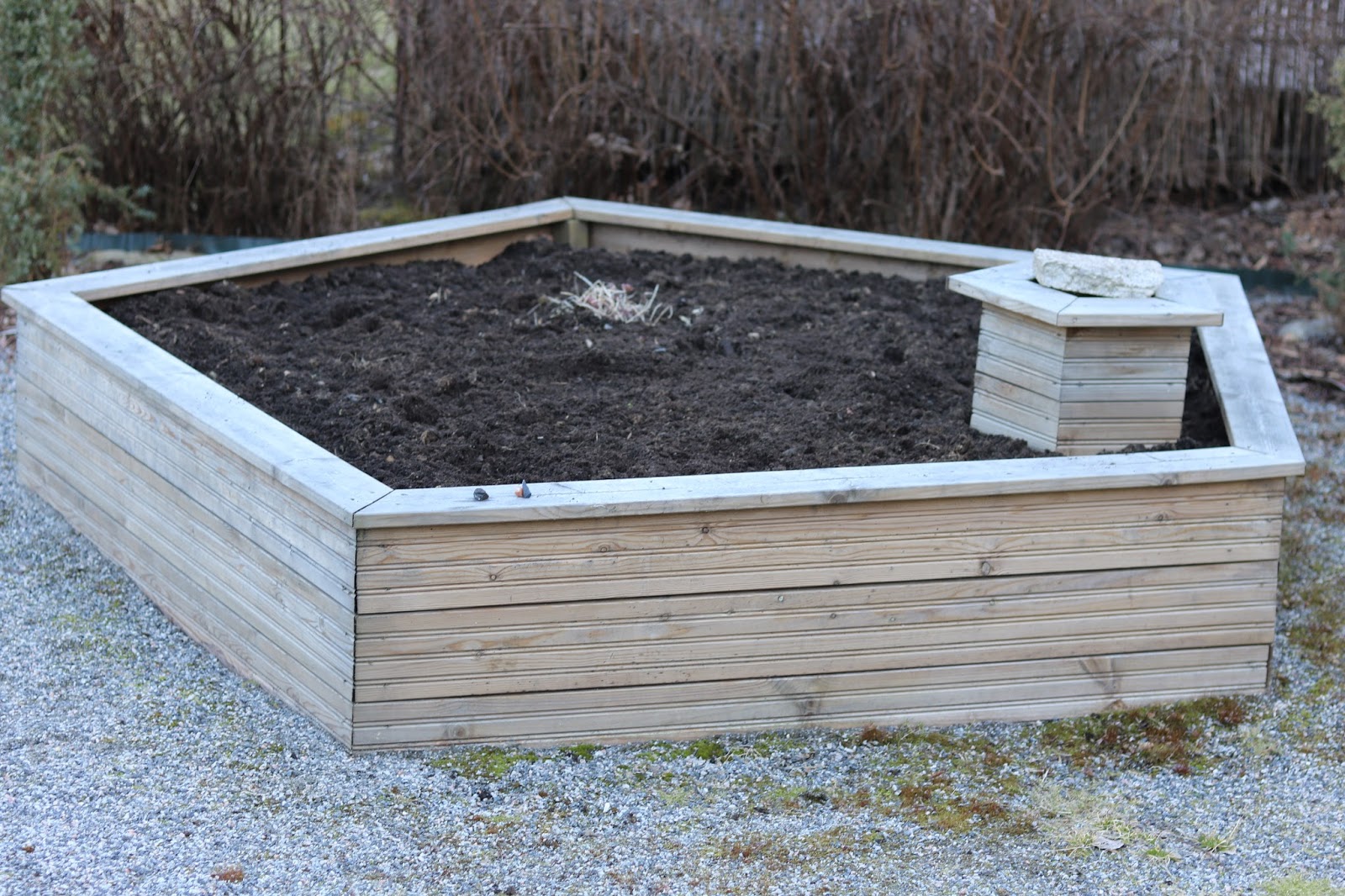 Tuuliannikantuvassa: Kompostointia ja yrttikasvatusta