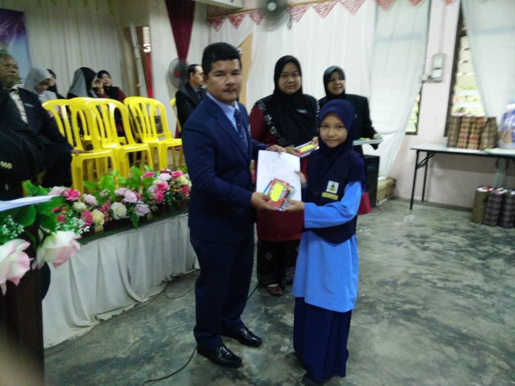 SK Darat Batu Rakit: PENYAMPAIAN SIJIL UPKK DAN PENYAMPAIAN CENDERAHATI ...