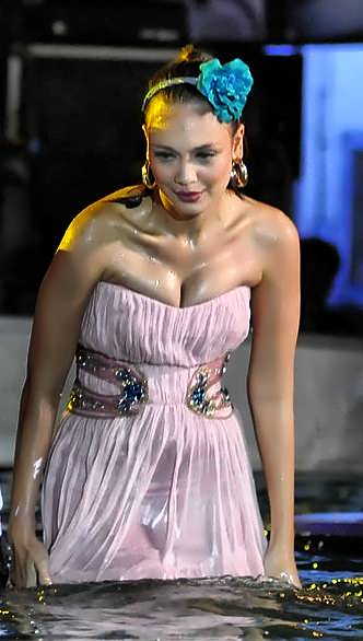 Luna Maya Shows the form of breast Wet .. .. Very nice ..! - Celebrities Exist