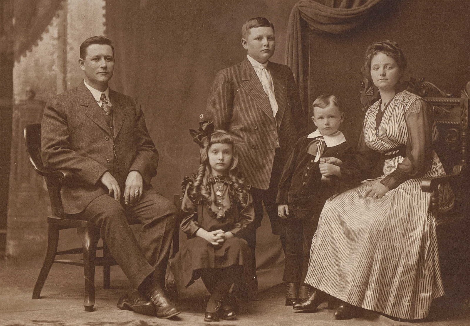 Roberts Illinois History: Robert Elmer Chambers Family