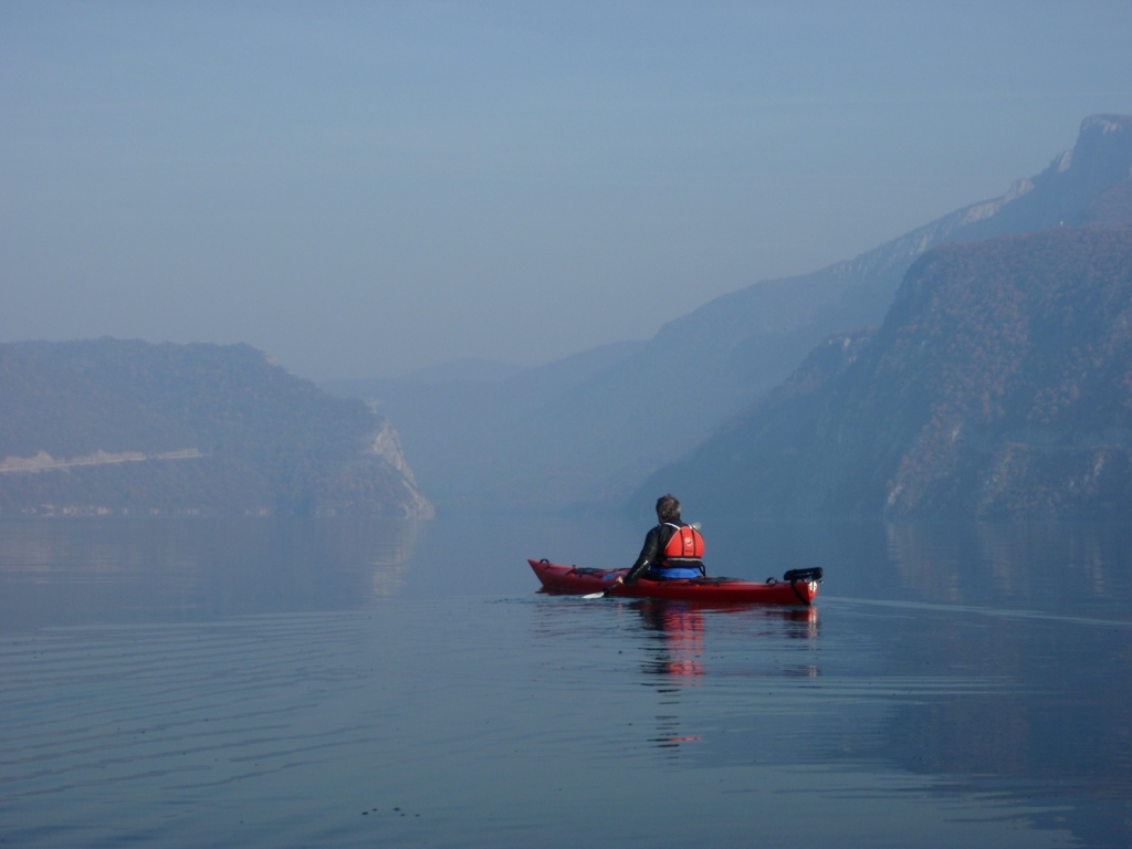 La defilare, în defileu – Romania vazuta din caiac