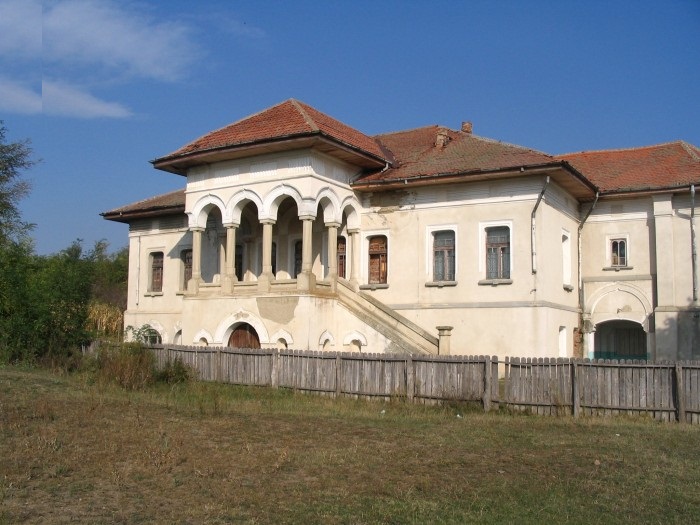 MONUMENTE ISTORICE DIN ROMANIA : Conace abandonate.....