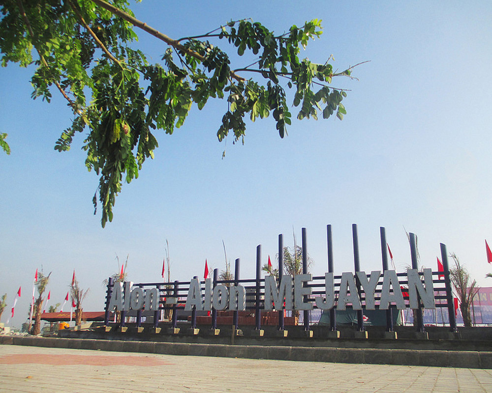 Menikmati Tempat Wisata Baru Kota Caruban, Alun Alun Kota Mejayan ...