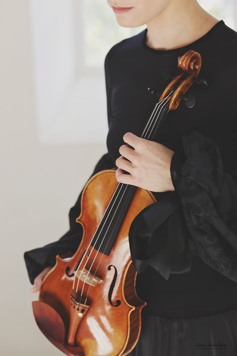 Laura un vijole. - katrai lietai piemīt skaistums