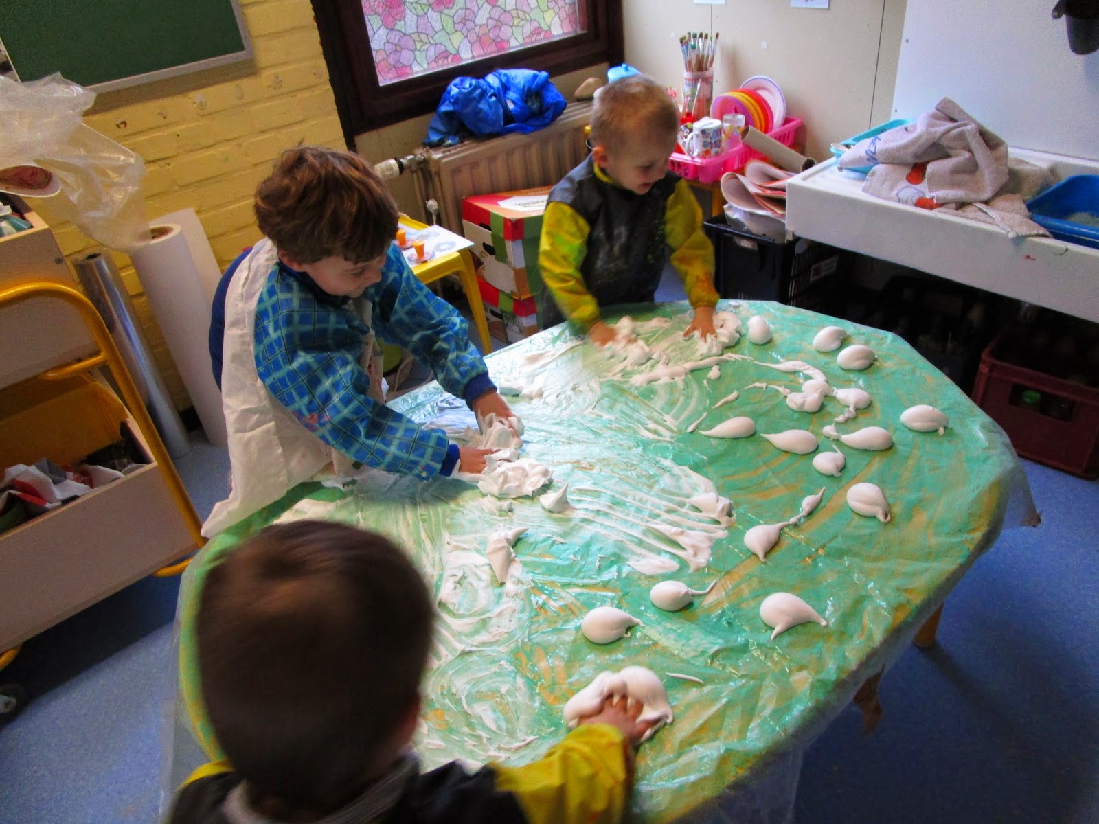 vriendjes van Jules: schilderen met de handjes met verf en scheerschuim ...