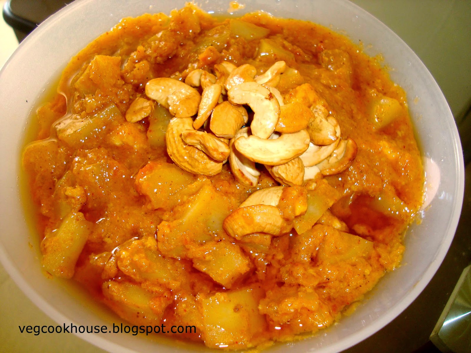 Simply Veg Recipes: Aloo kaju masala (Potato cashewnut curry)